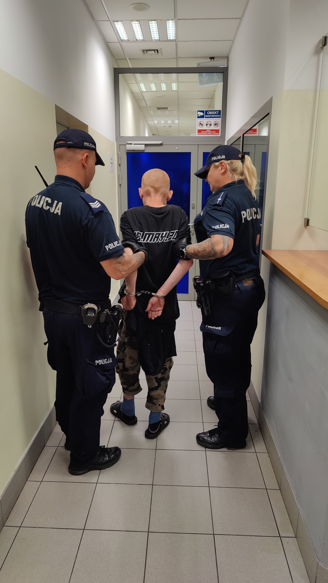 Policjanci zatrzymali mężczyznę, który usiłował wepchnąć kobietę bezpośrednio pod nadjeżdżający ...